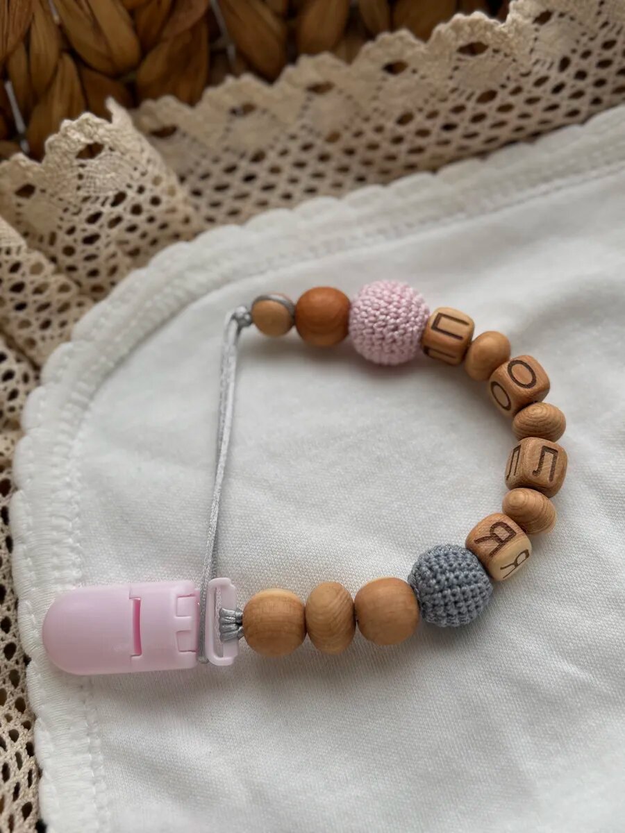 Именной держатель прорезыватель для соски из дерева можжевельник Полина