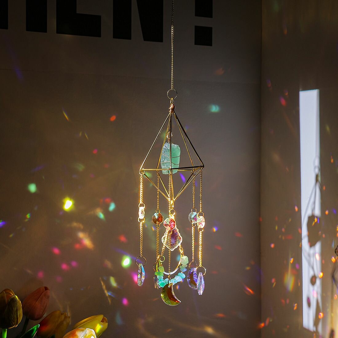 Ловец солнца хрустальный: подвеска на окно с радужными бликами