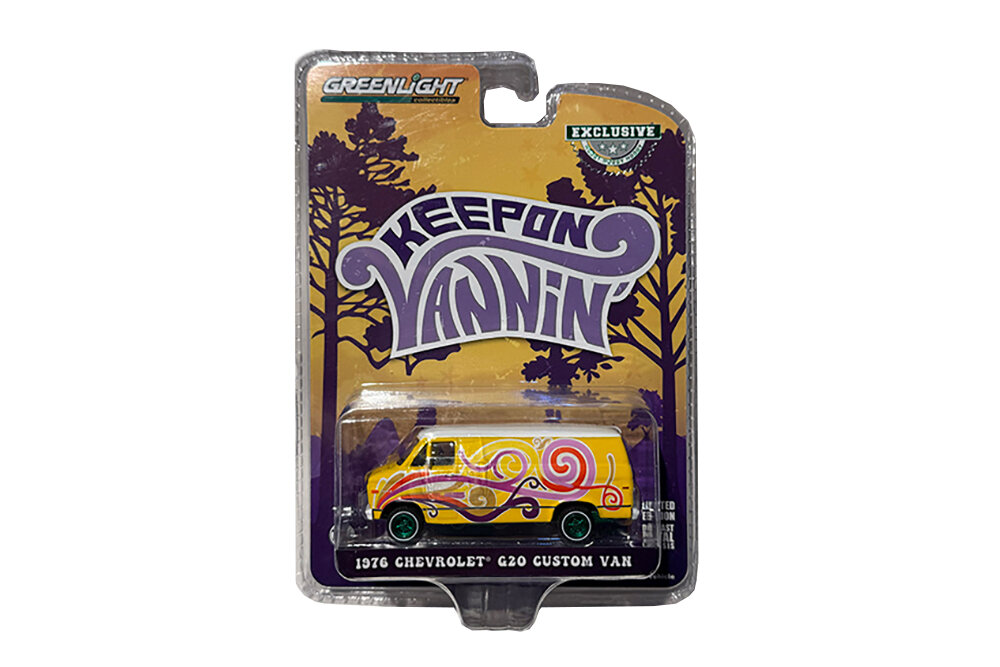 Модель коллекционная GREENLIGHT Chevrolet G20 custom van 1976 yellow with swirls (greenlight!)
