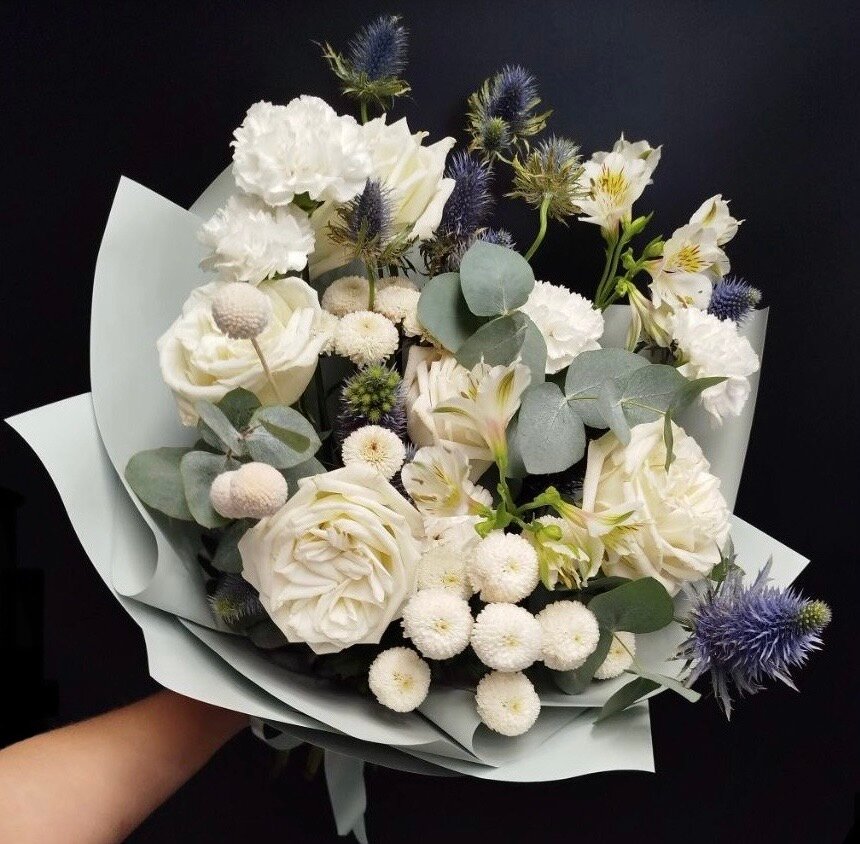 Букет«Ментоловая нега» размер М, белоснежный букет из розы с синими деталями в виде эрингиума