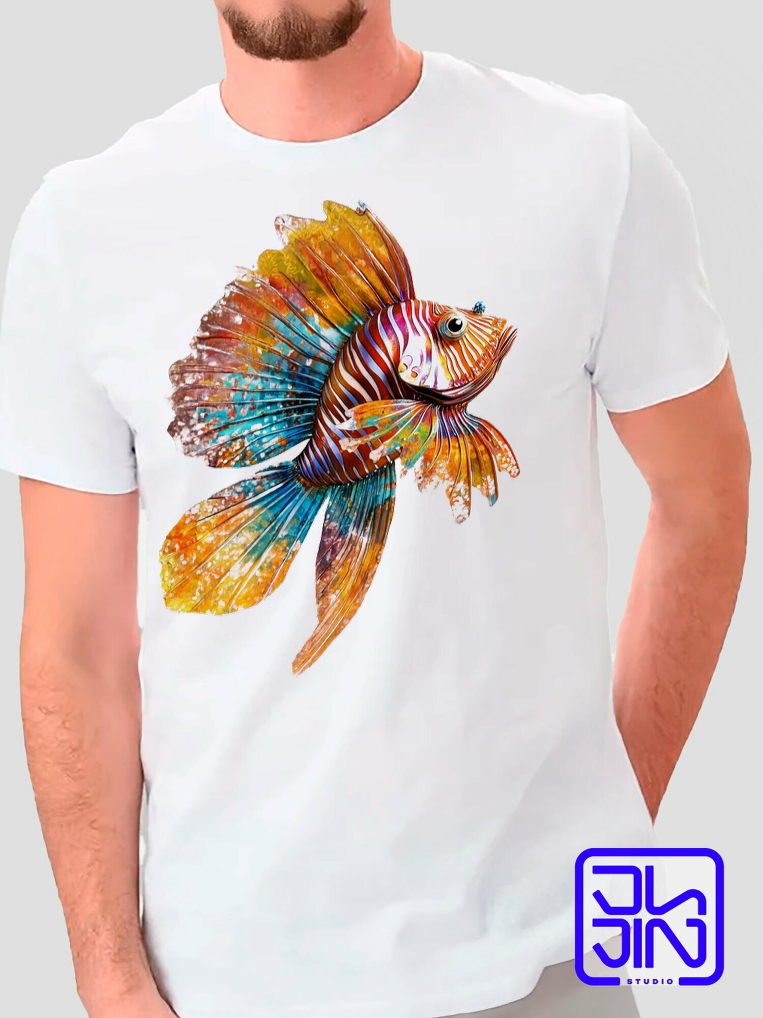 Футболка классическая мужская с авторским принтом Пестрая разноцветная рыба сине-оранжевая, красно-желтая из океана, белый хлопковый трикотаж с прикольным рисунком на груди