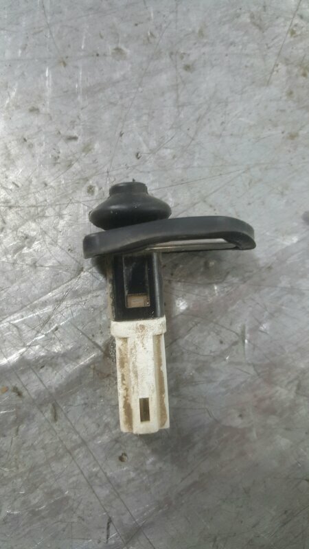 Выключатель концевой (концевик) Hyundai Accent LC2 G4EC 1999 перед. (б/у)