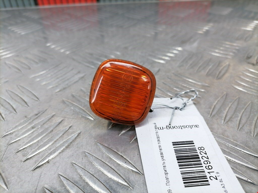 Повторитель указателя поворота левый Audi A3 8L 4D0949101 арт. 2169228