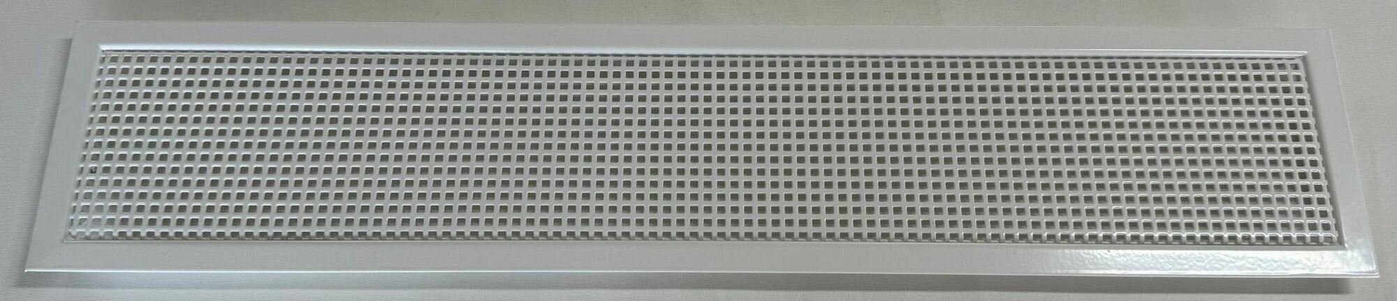 Решетка Врезная, габарит 630х130мм, перфорация квадрат 4х4мм, цвет белый.