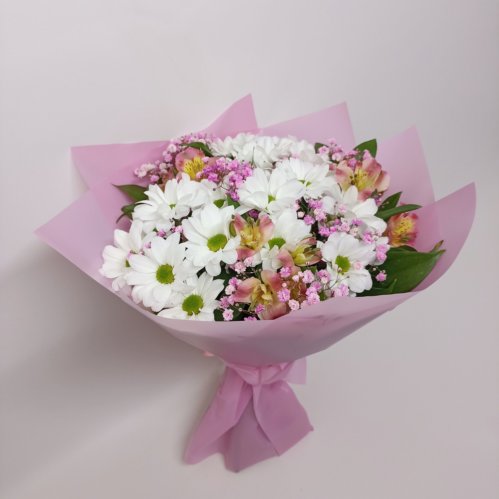 Веселый букет из белоснежной хризантемы и нежной альстромерии "Валентина"