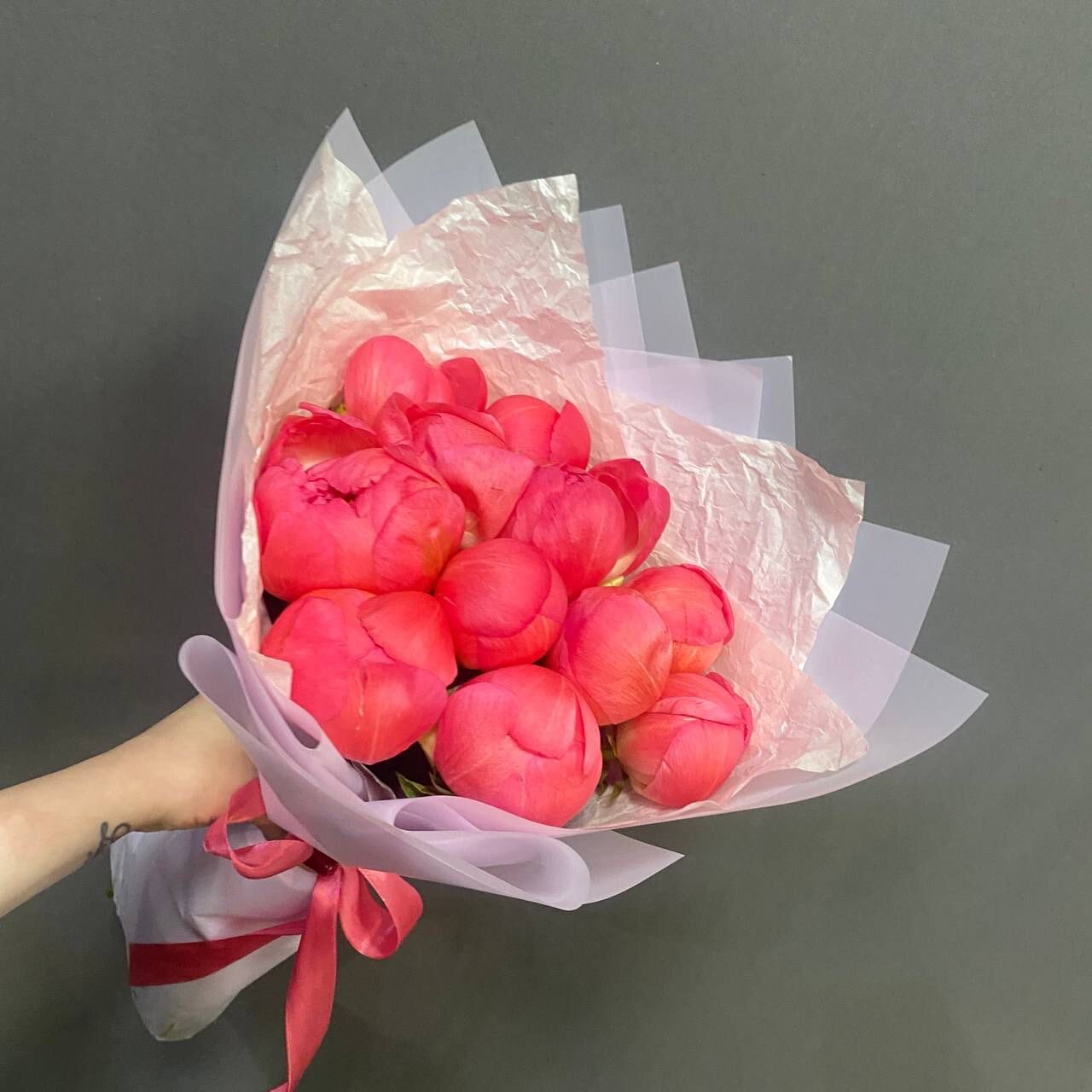 Букет из 11 коралловых пионов Корал Шарм в двухслойной упаковке