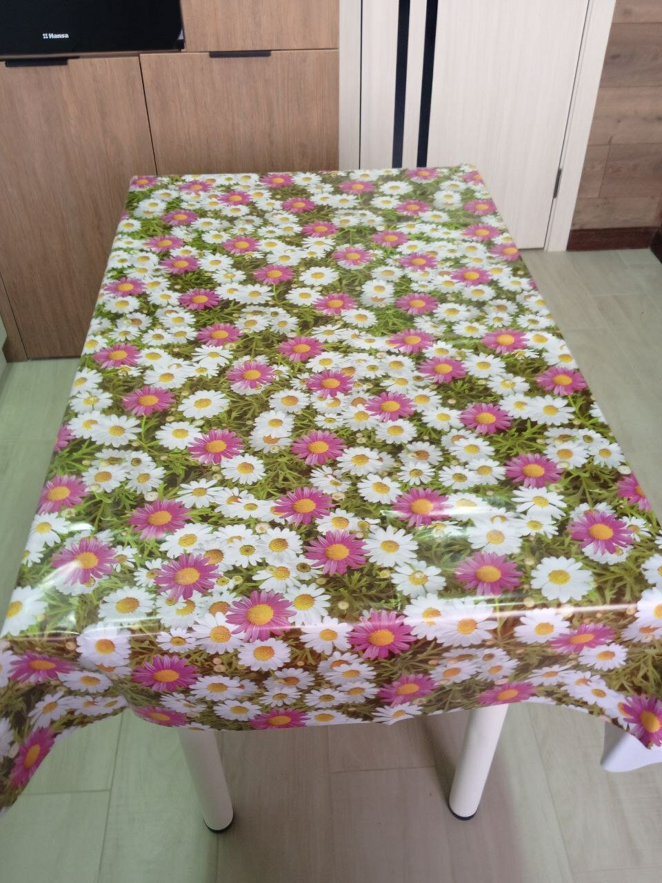 Клеенка с рисунком белые и розовые ромашк 120х140