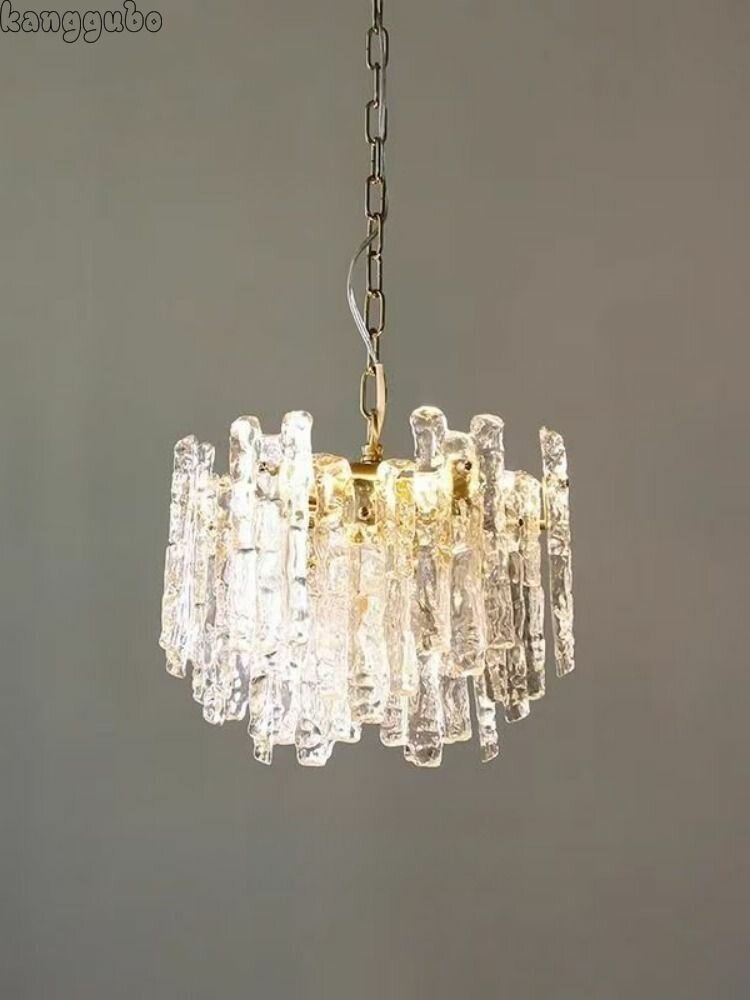 Стеклянная люстра в форме сосульки