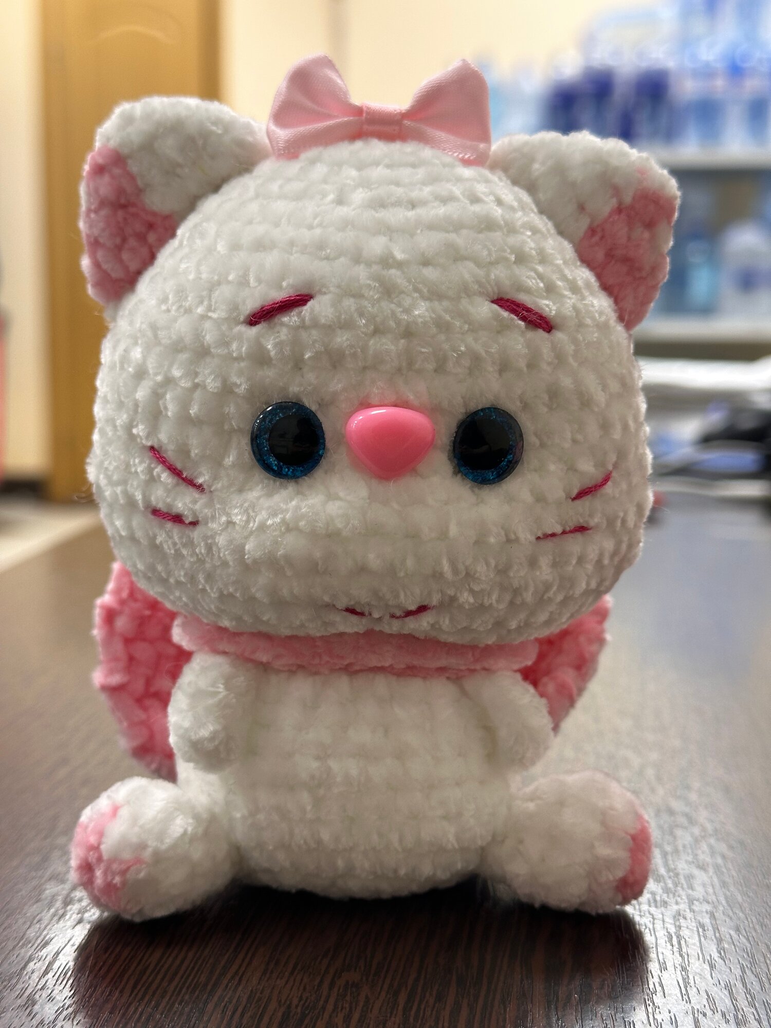 Вязаная игрушка плюшевая кошечка