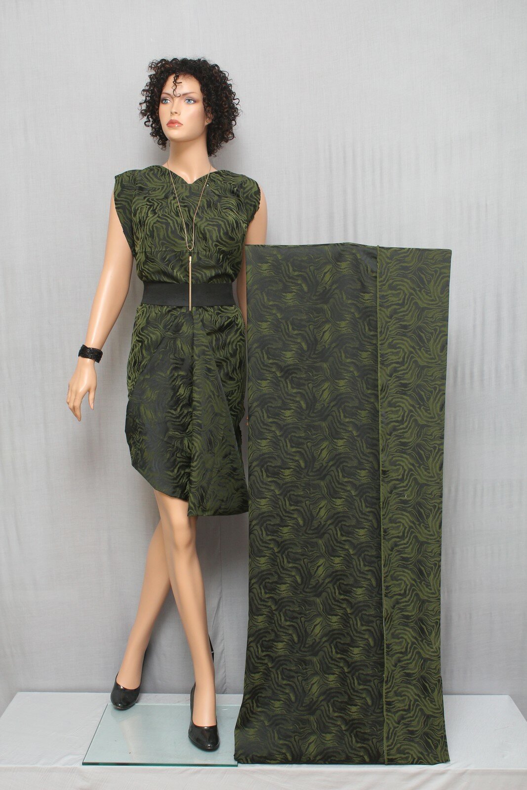 Ткань Жаккард-стрейч зелёно-оливковые и чёрные волны, ш144см, 0,5 м