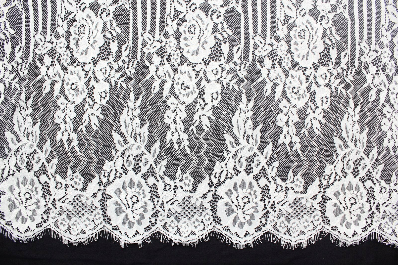 Ткань Кружевной гипюр стрейч белого цвета с двумя фестонами, поперечными полосками и тонким кордом, ш130см, 0,5 м