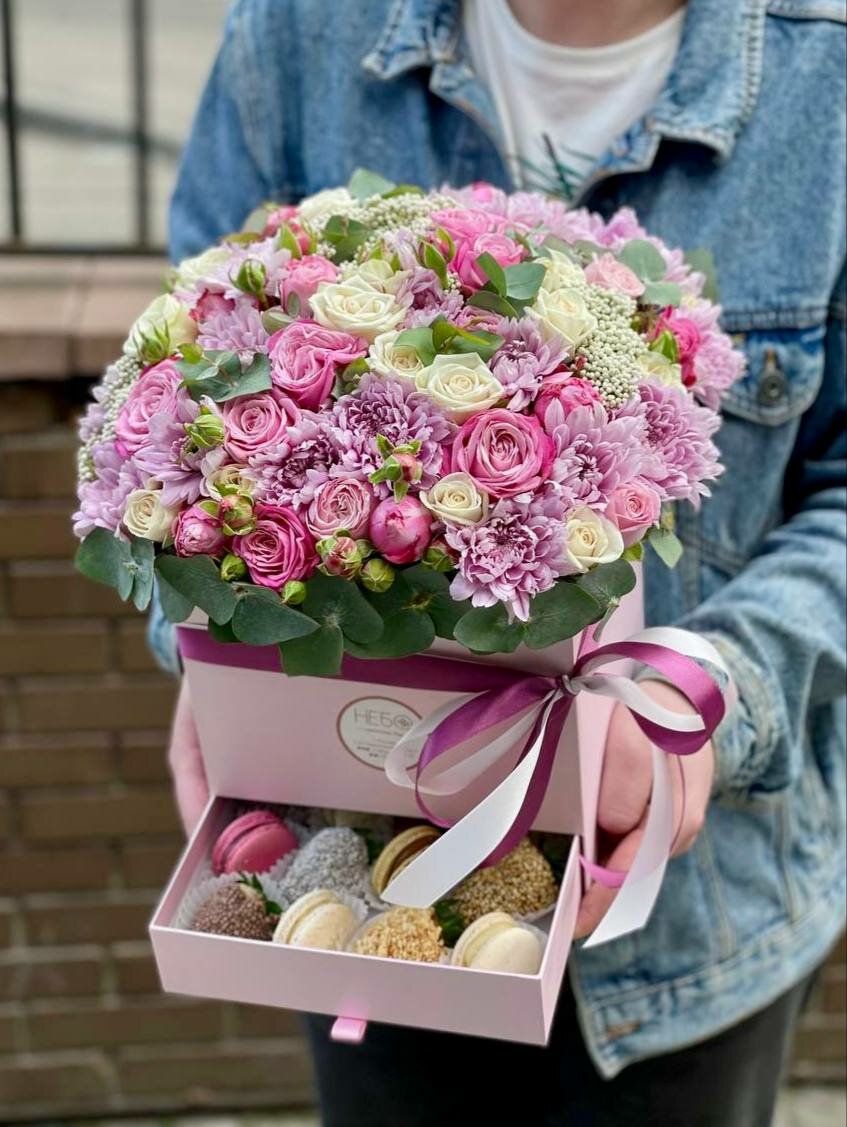 Шкатулка с цветами, 8 макаронс, 8 клубника в шоколаде, хризантема, кустовая роза, озатамнус, Dream 2, L размер