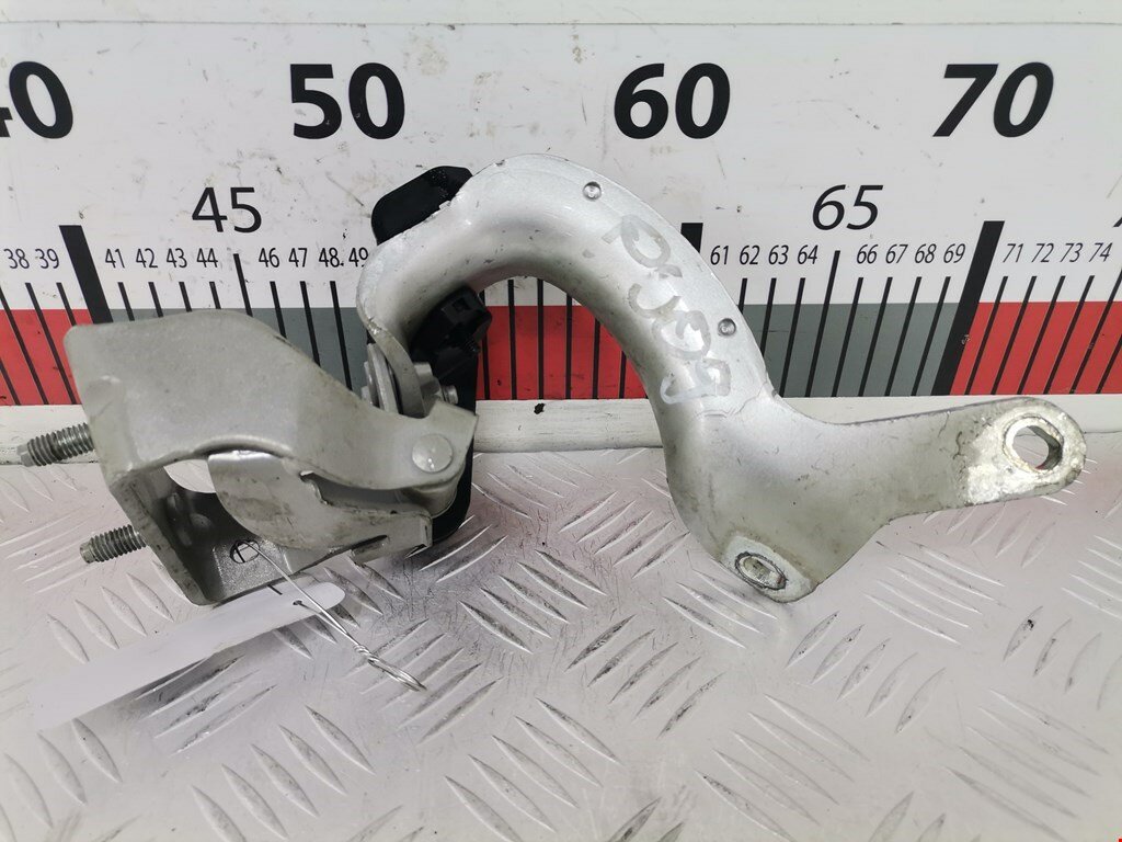 Петля крышки (двери) багажника Audi Q7 4L 4L0827300B арт. 1566948