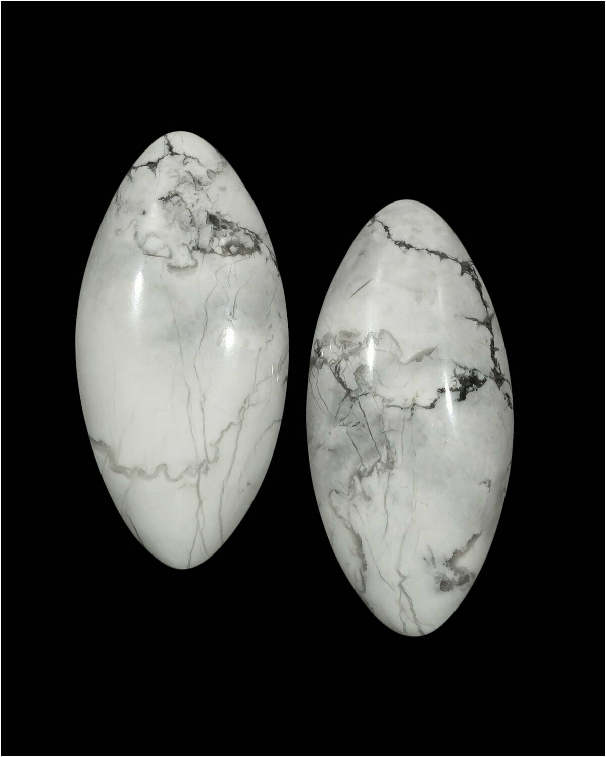 Магнезит (пара), кабошон из минерала, размер: 39х18х6 мм, натуральный камень.