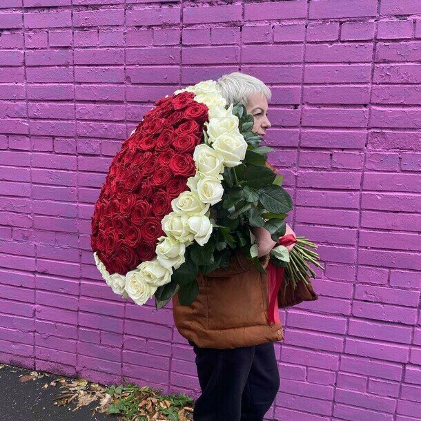 Букет Well Flowers "Огромный", 101 свежая роза, высота 60см, XXL, в пленке, с лентой, букет свежих цветов