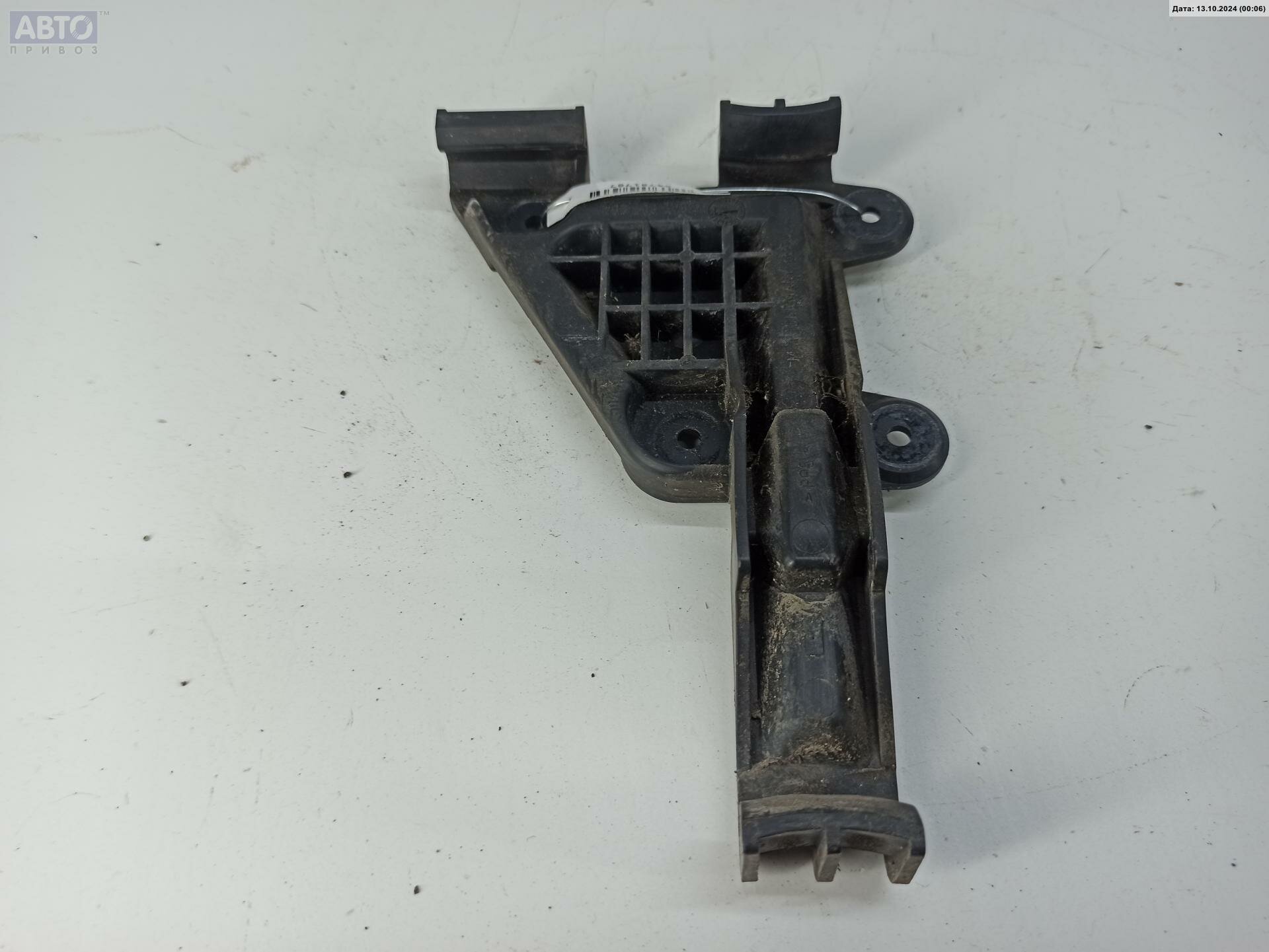 Кронштейн бампера переднего Audi 80 B4 (1991-1996)