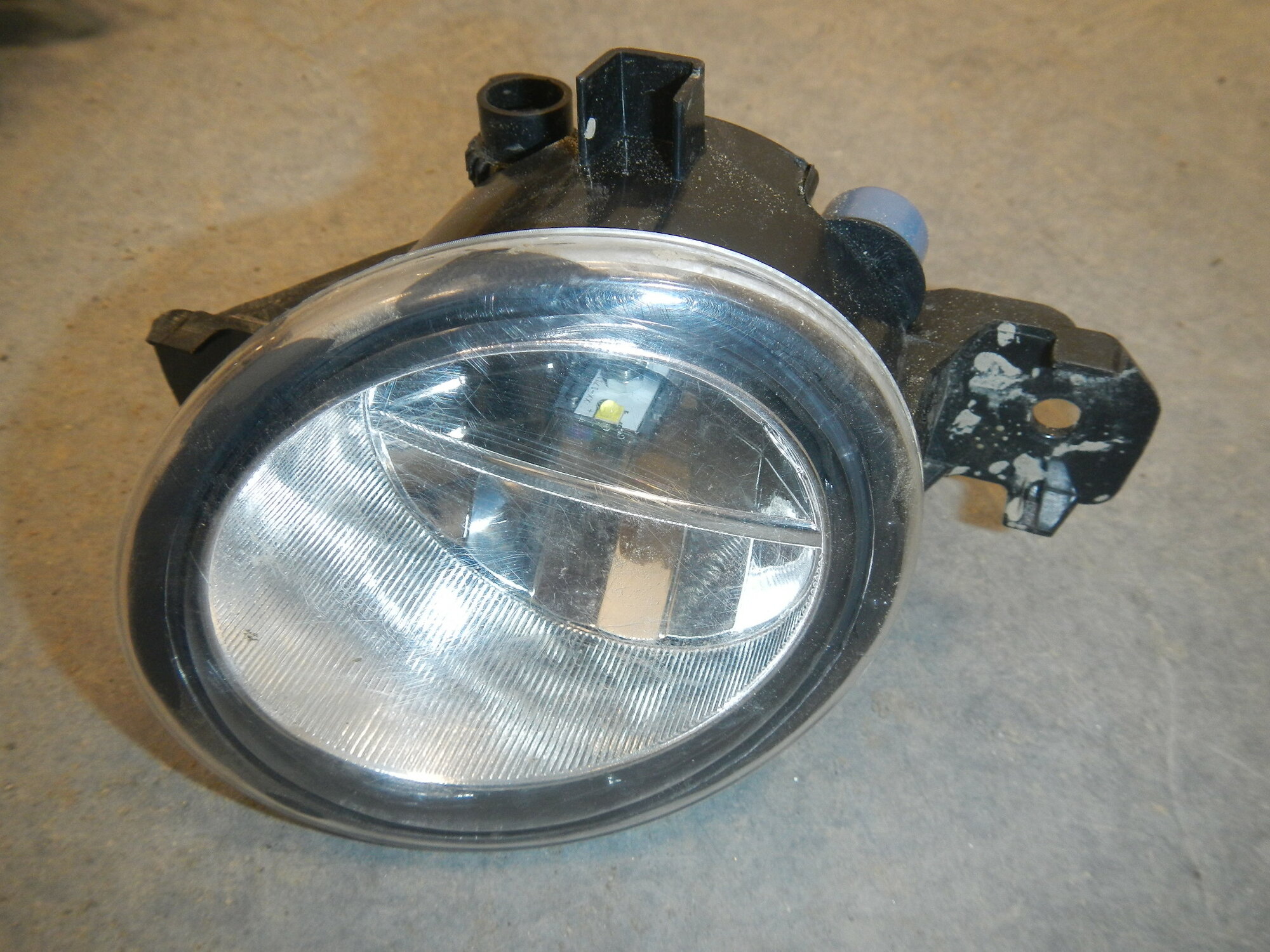 Б/У Фара противотуманная правая, Nissan (Ниссан)-QUASHQAI (07-) NISSAN QUASHQAI (07-) Дубликат, царапины. 587689 NISSAN ...