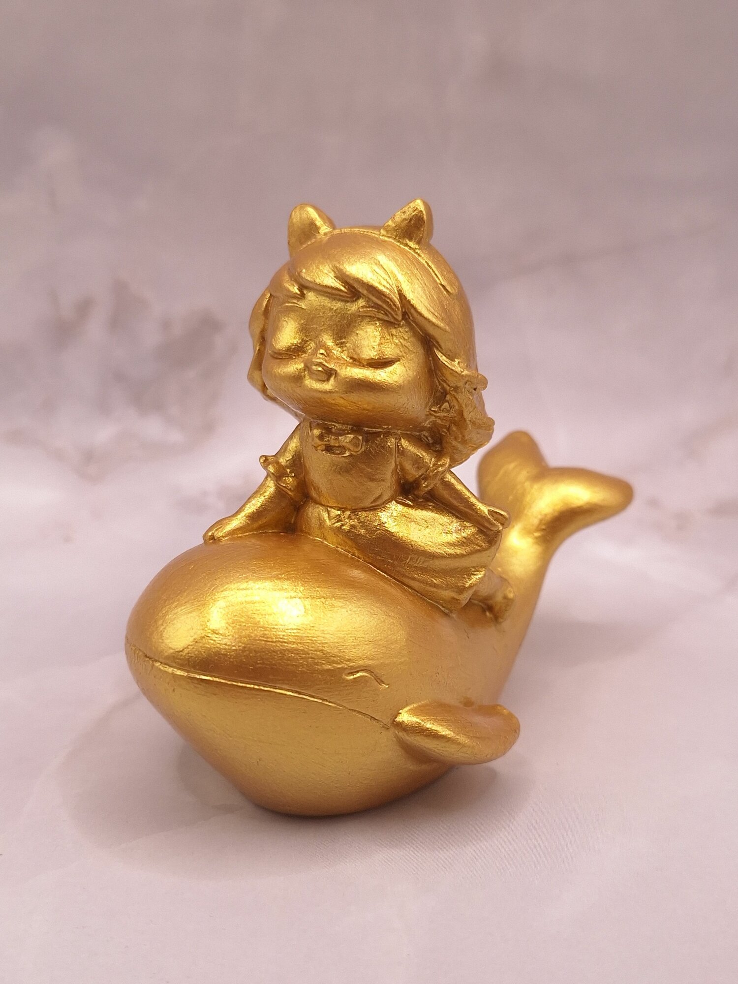 Статуэтка "Девочка и кит"