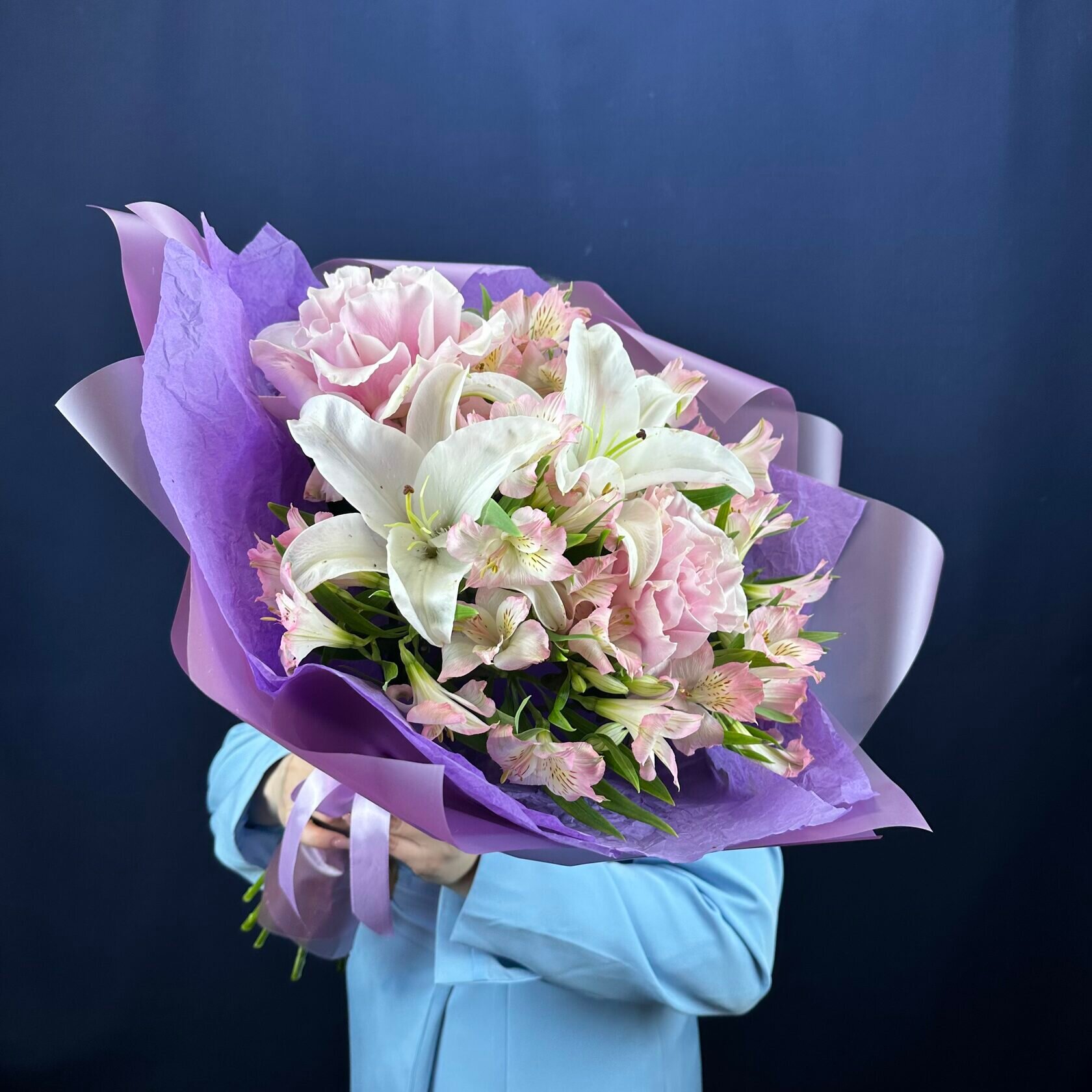 Букет из Лилии, Альстромерии и Французкой розы - 13шт.