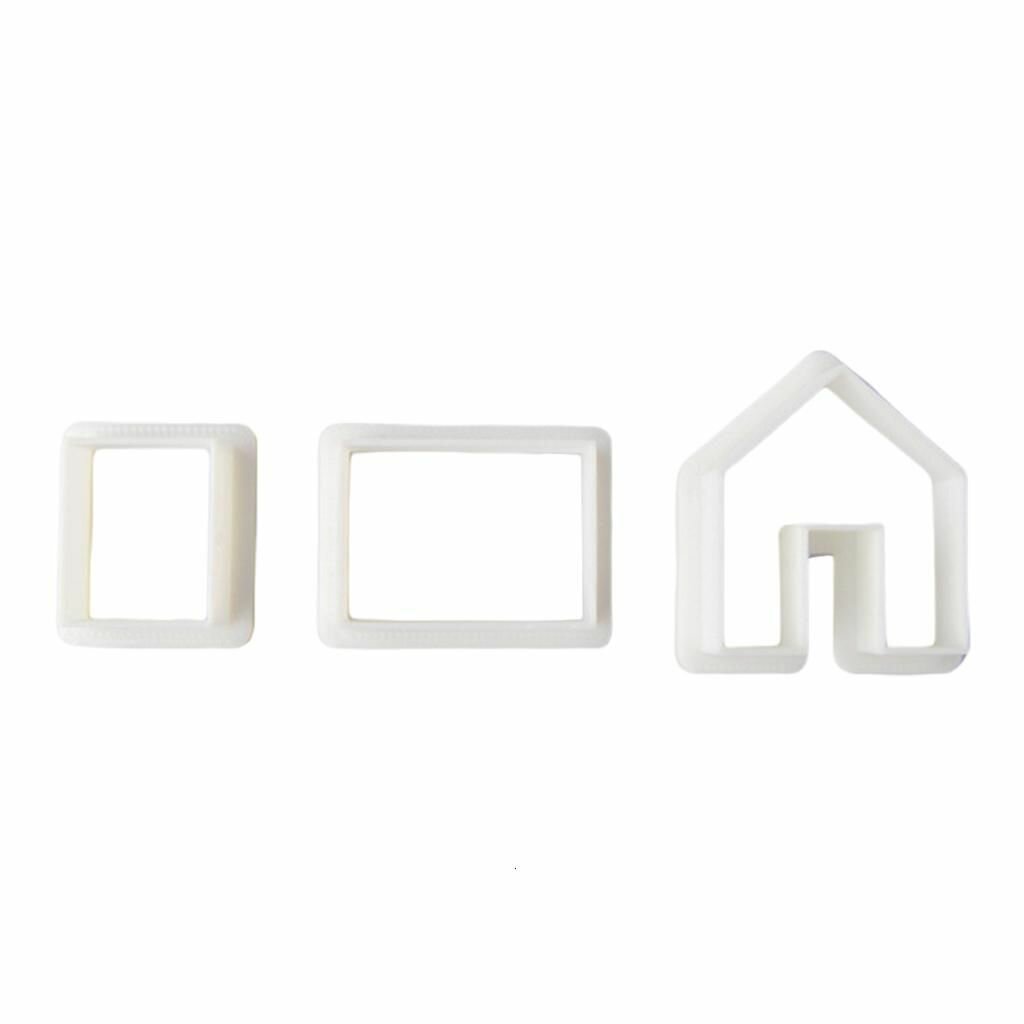 3 кусочка рождественского пряничного домика, вырезанные из формы для печенья