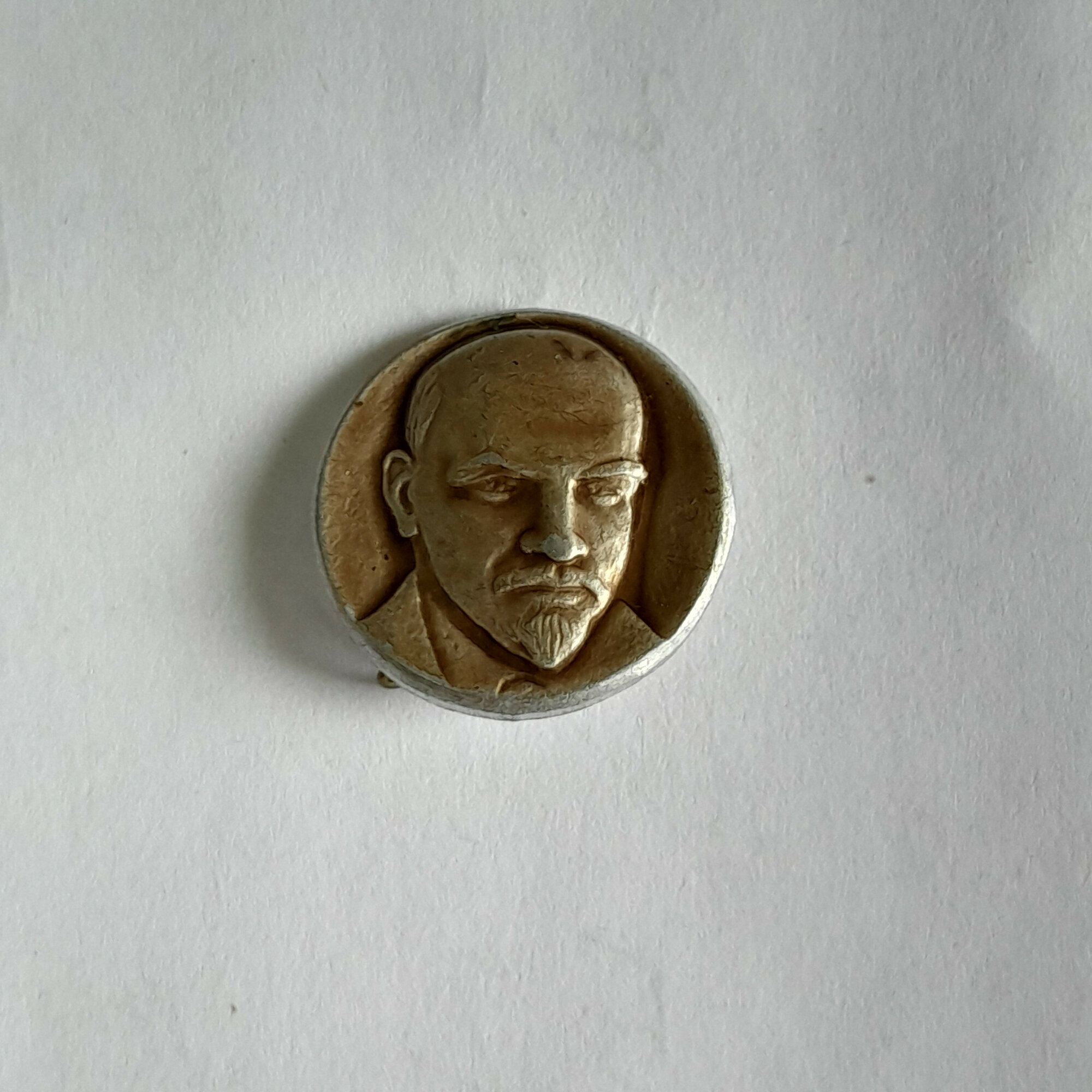 Значок СССР с изображением В. И. Ленина в профиль, металлический, советский, винтажный.