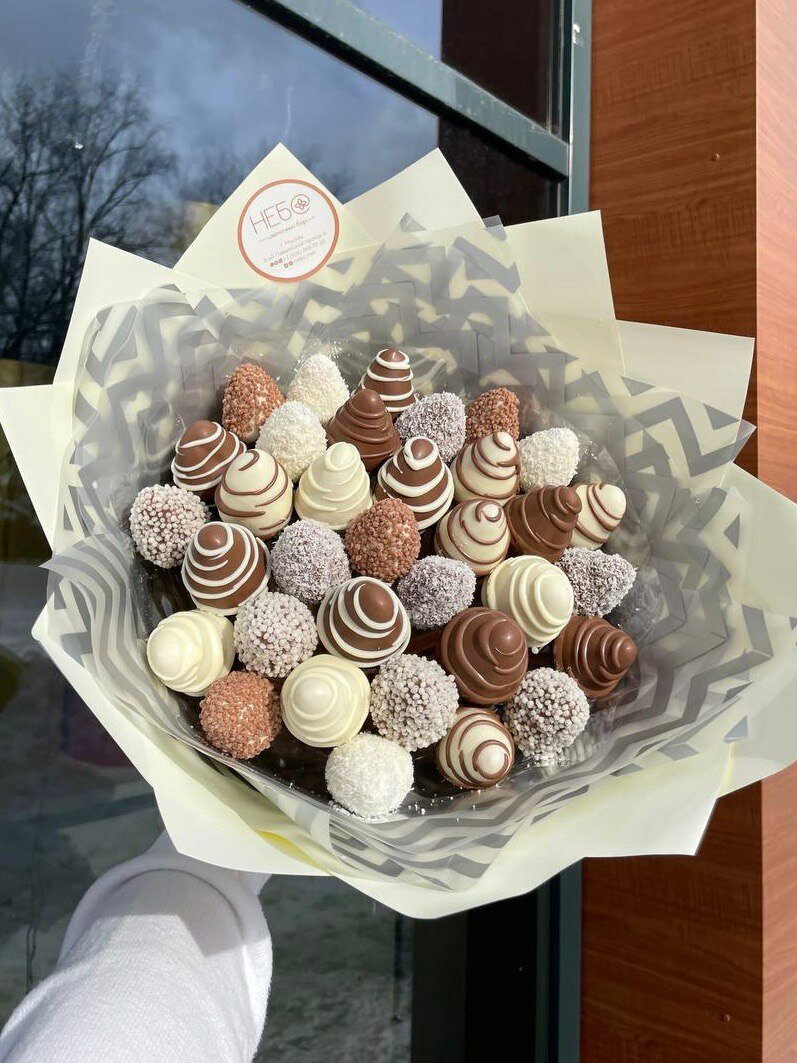 Букет с клубникой в молочном и белом шоколаде, посыпки, 600 г, White and choco, молочная упаковка