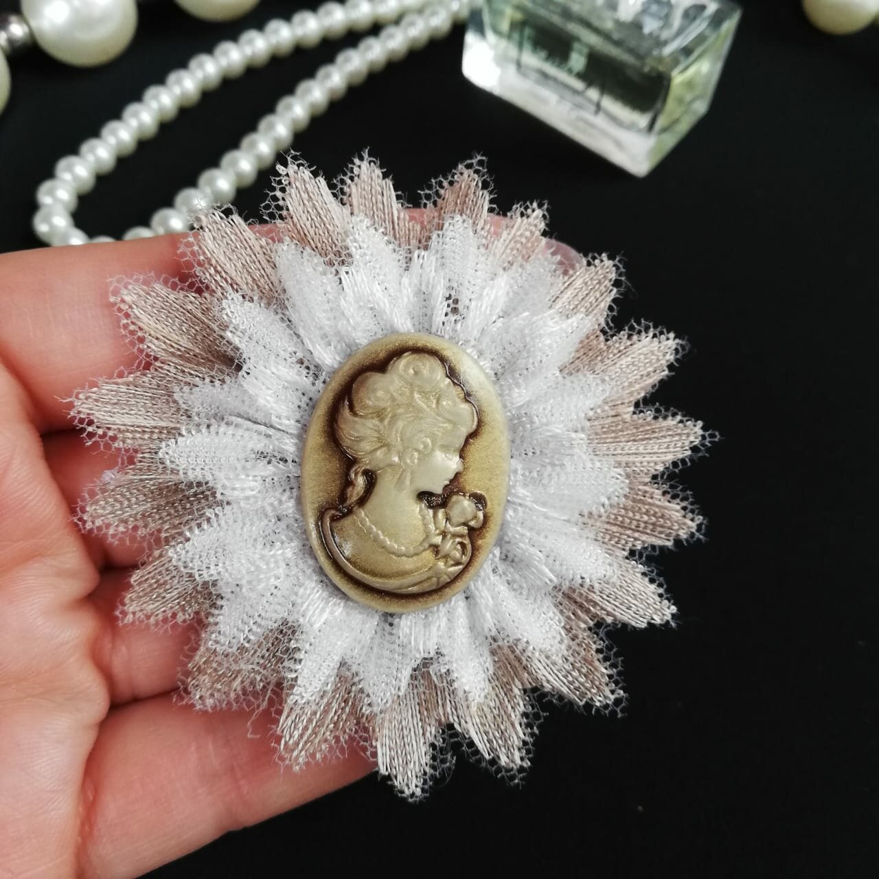 Брошь, пластик