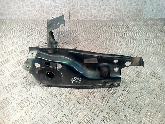 Кронштейн (крепление) фары правый Audi 80 B3 893805856A арт. 410197