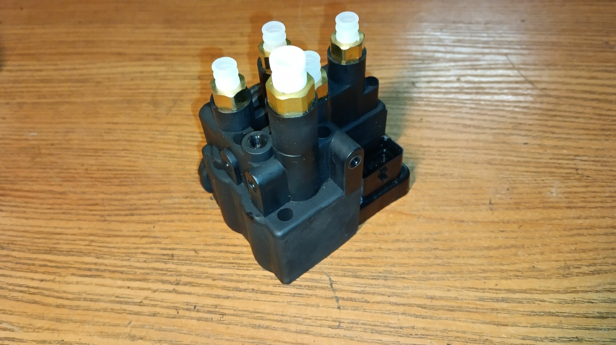 Блок клапанов подвески Land Rover; Range Rover; L405 задний.