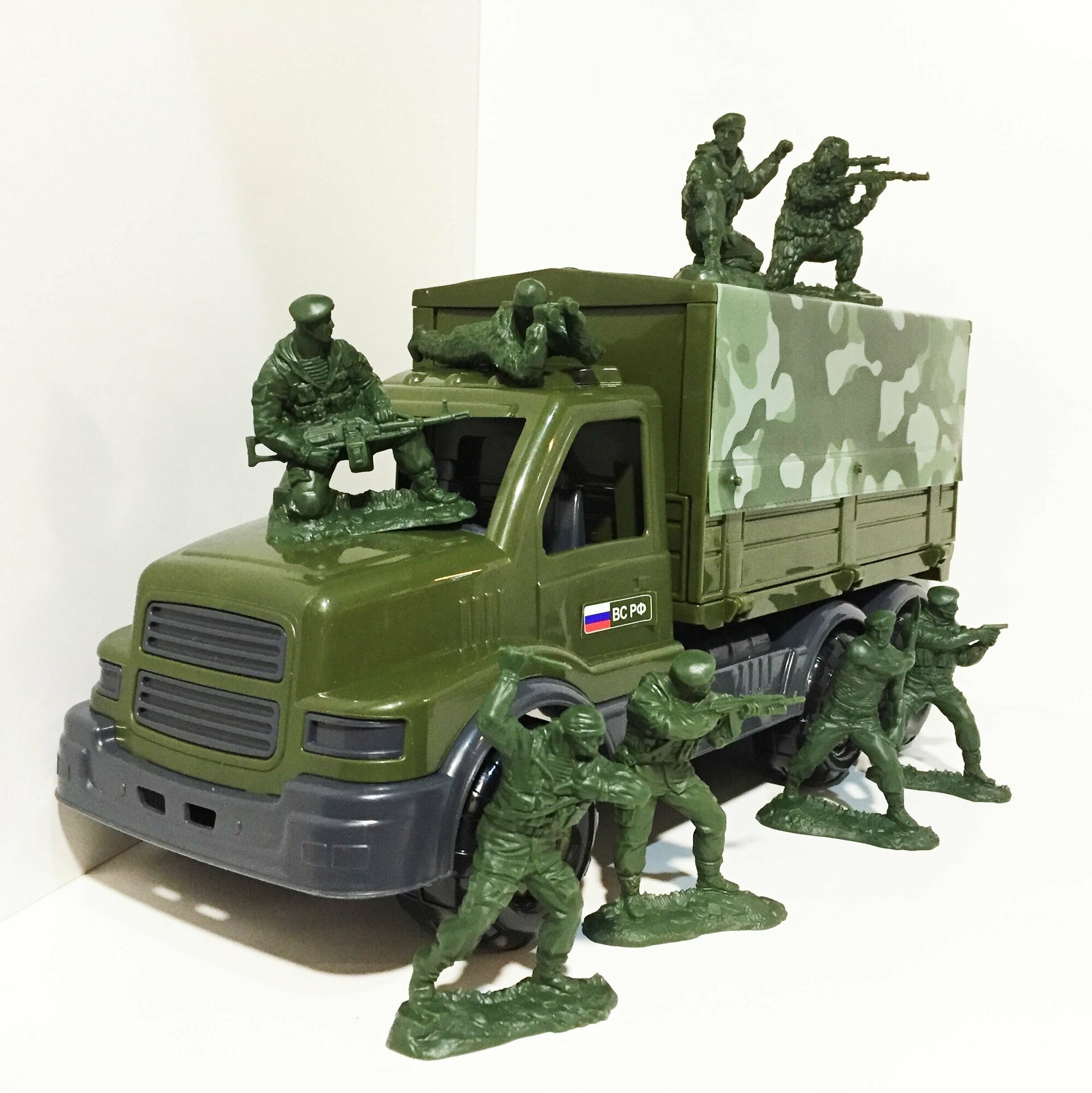 Машинка военный грузовик 44 см + 8 шт. крупных (10 см) русских солдатиков десантников ВДВ (отличный подарок, большая машинка для ребенка)
