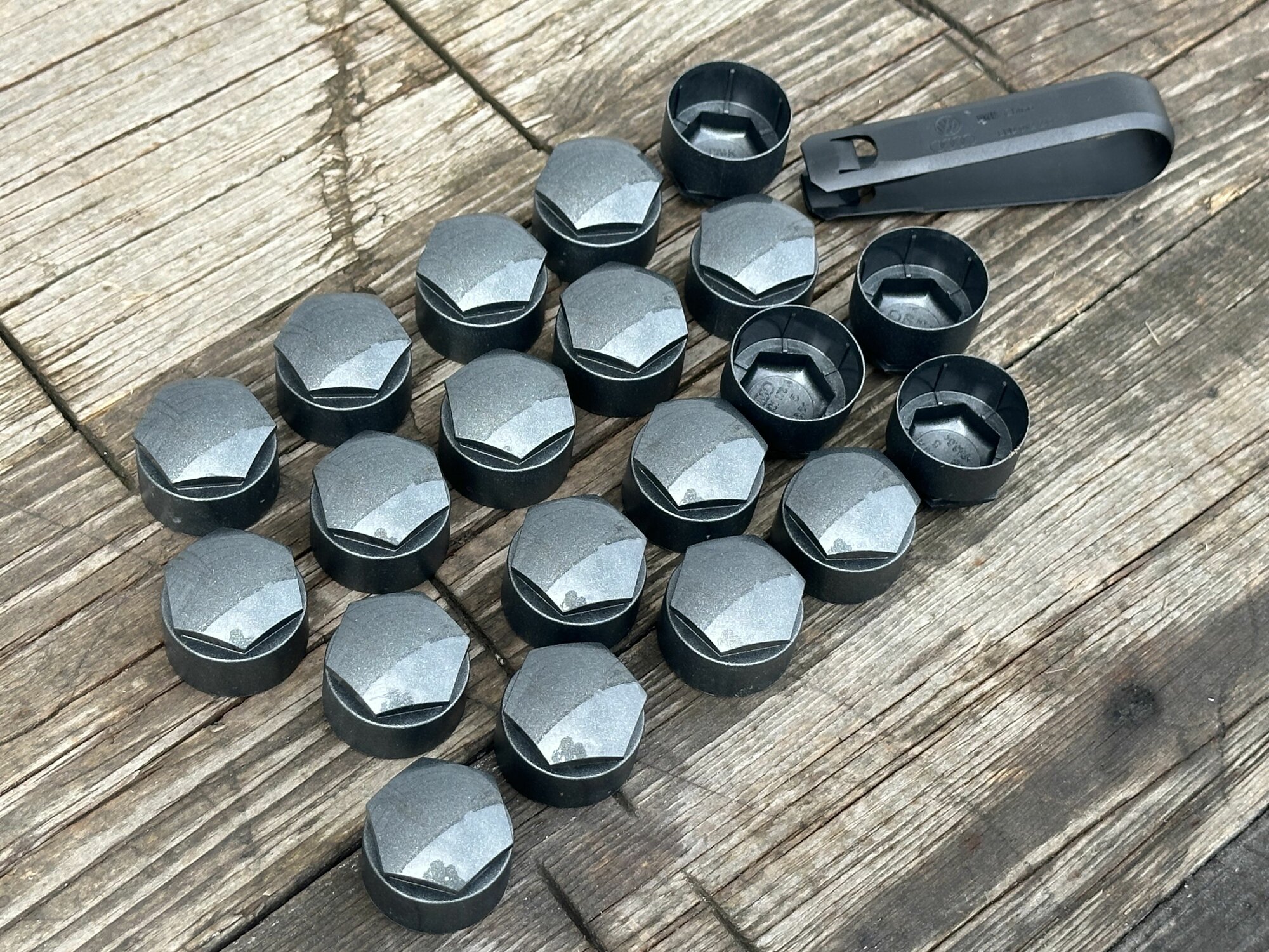 Колпачки болтов дисков vwag 17mm ( 16+4 под секретки) графит