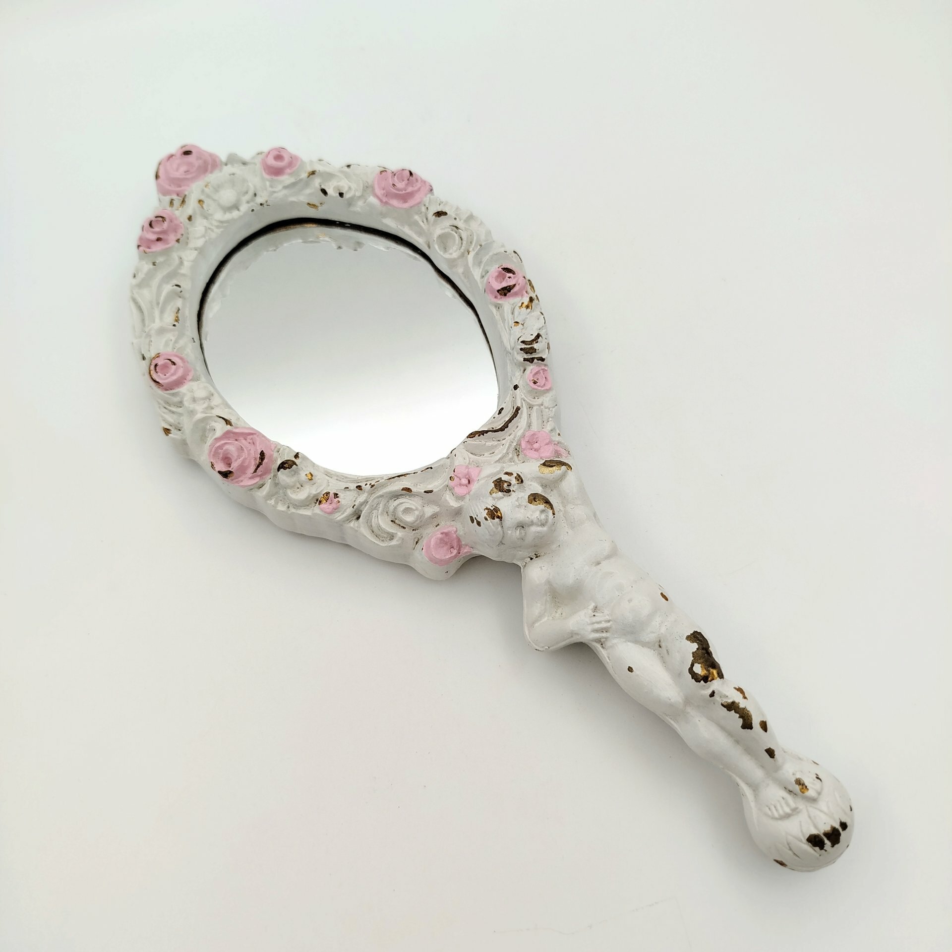 Зеркало с фигурной ручкой в форме путти на шаре и рельефным декором в виде роз
