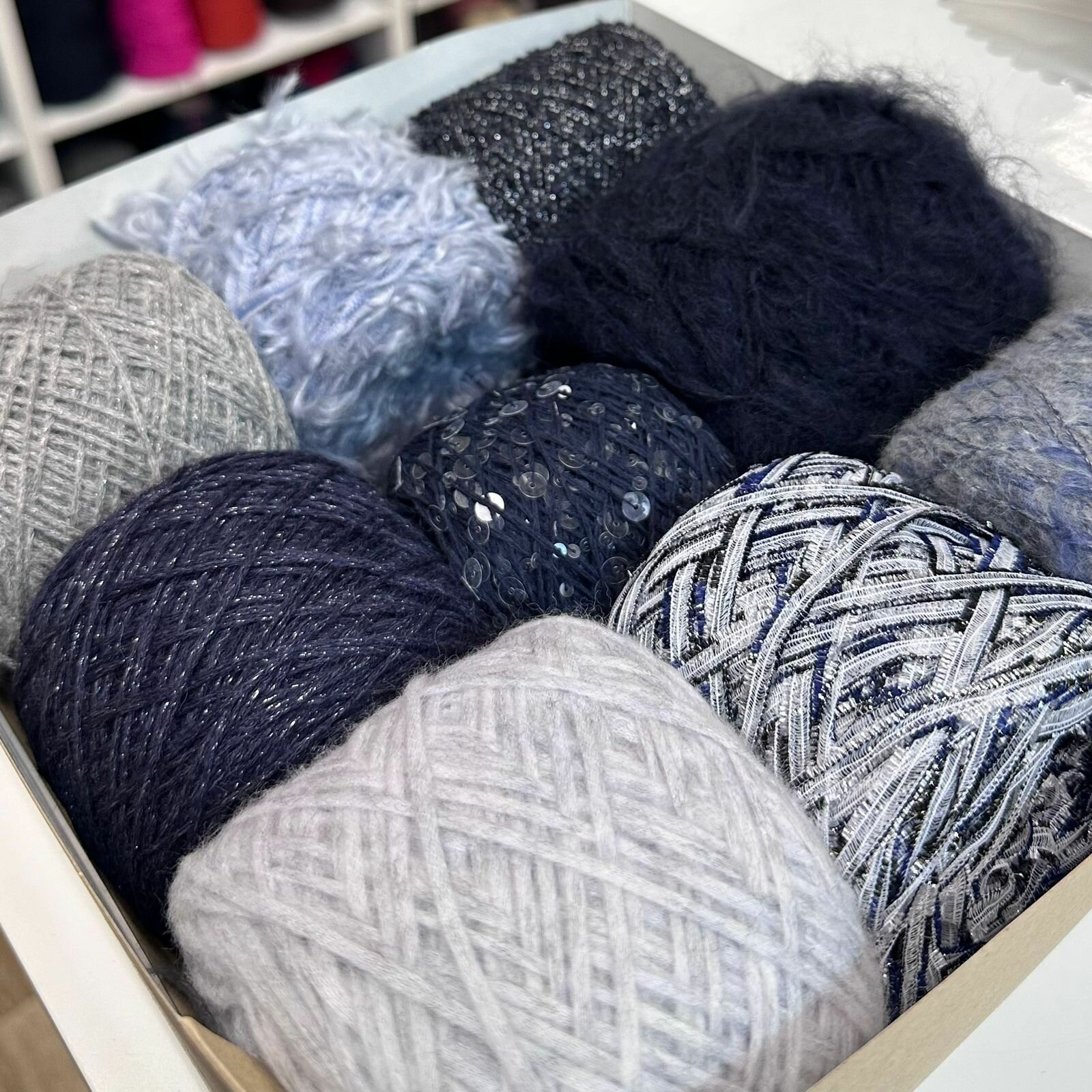 Набор итальянской фантазийной пряжи Ночной Петербург. Вес: 660гр