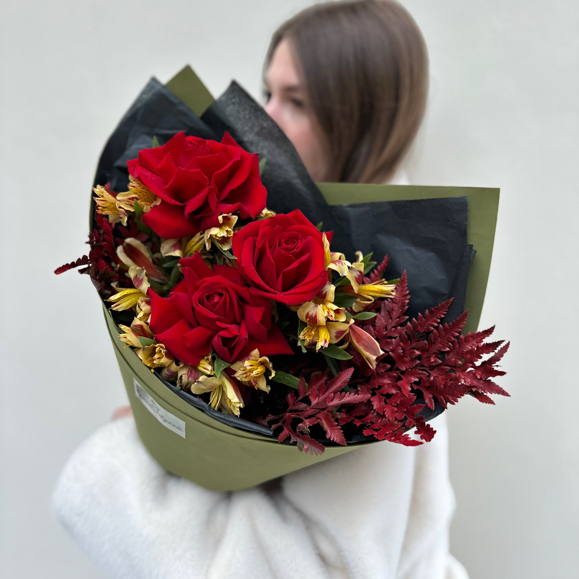 Букета «Хохлома»(французская Роза, папоротник, альстромерия) «Букет-Мукет»