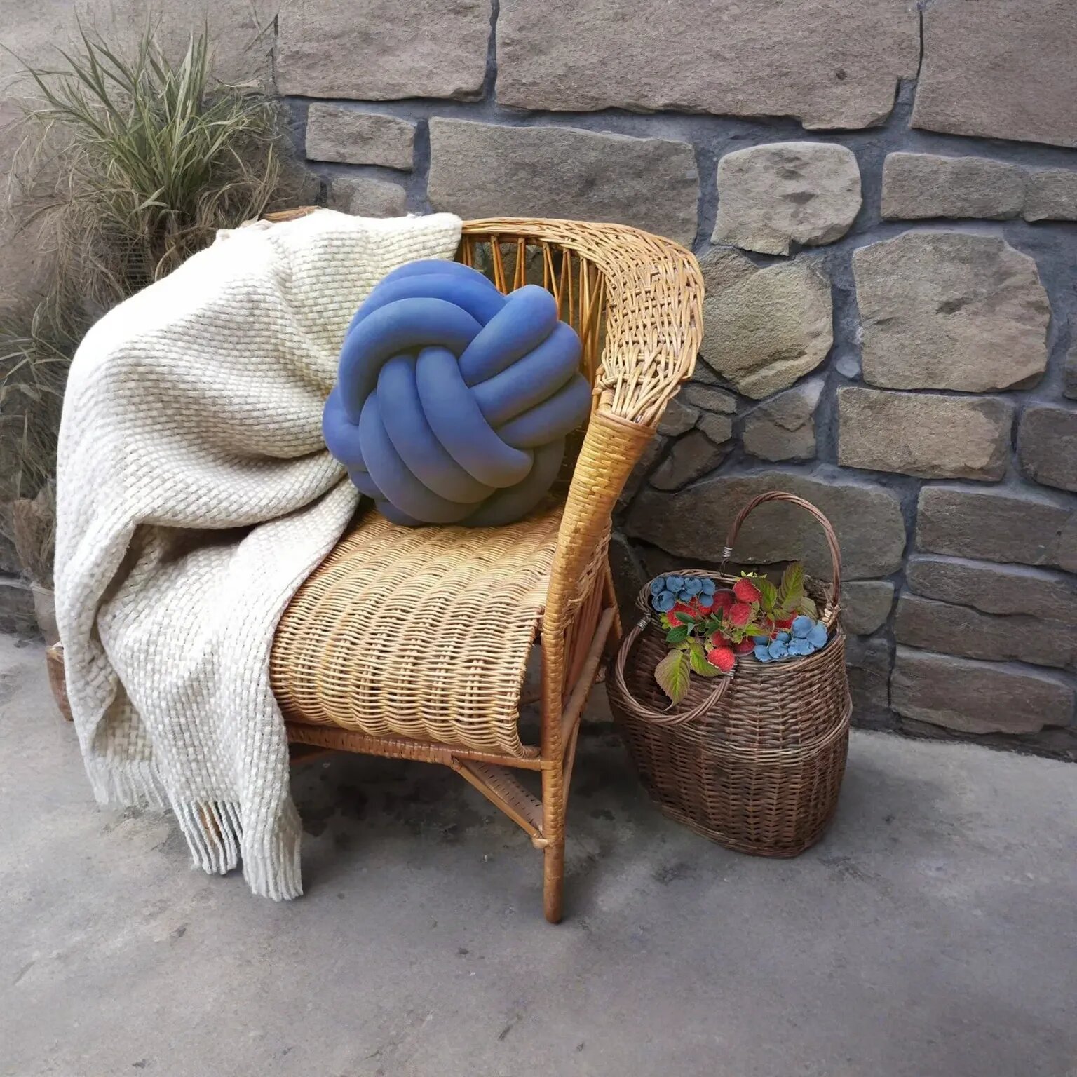 Подушка декоративная 25х25 синего цвета. Подушка на диван, круглая, шар, узел (0075)