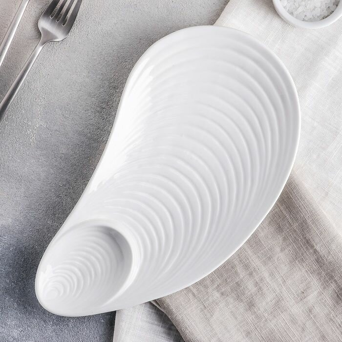 Блюдо керамическое с соусником КНР "Ракушка", 28х15х2 см, белый