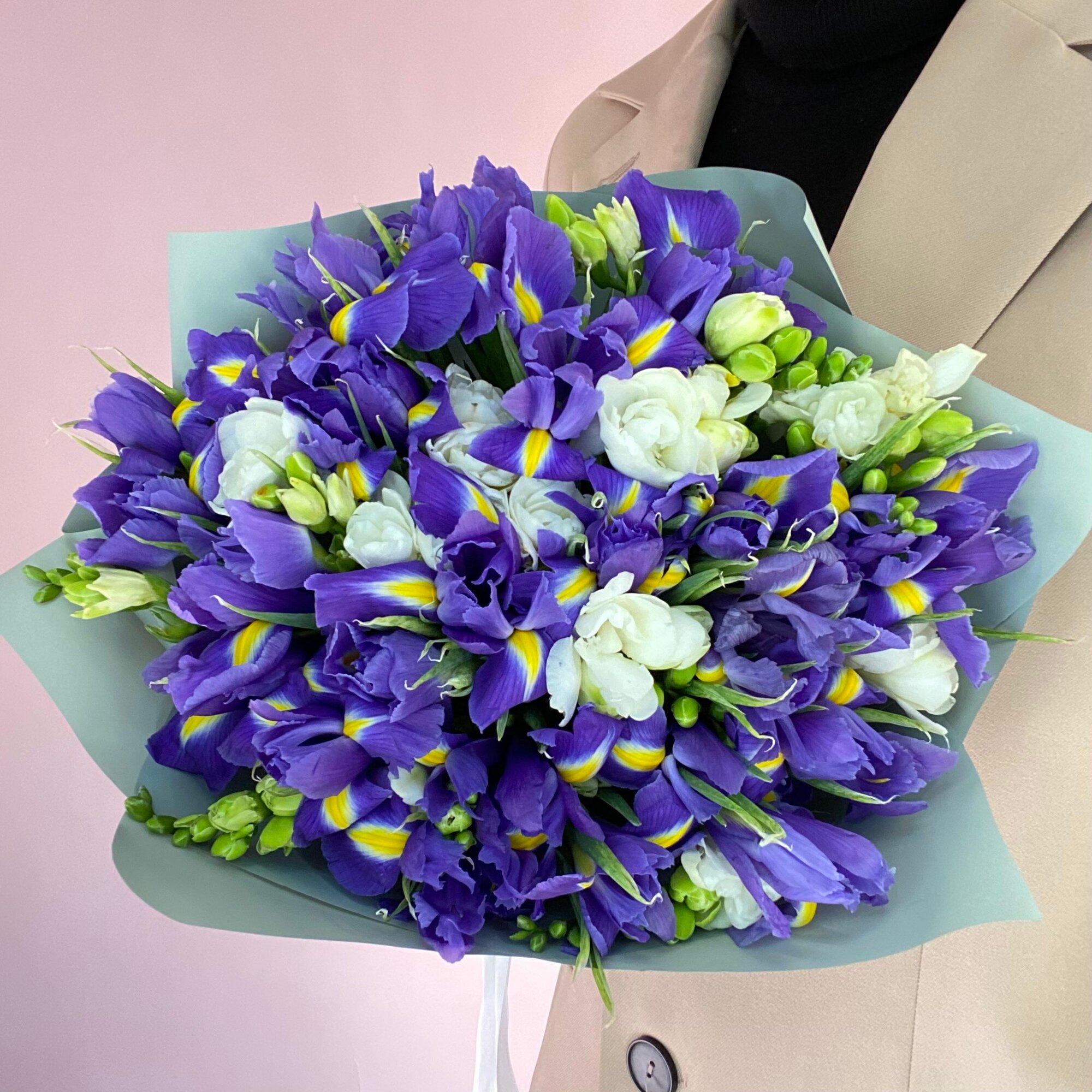 Ирисы (ирисы 25 шт, фрезии 20 шт.), высота букета 45 см, ширина 25 см