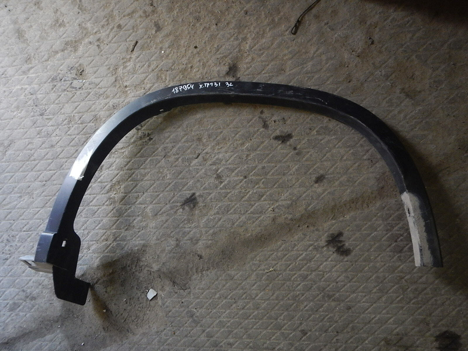 Б/У Накладка крыла заднего левого, Nissan (Ниссан)-X-TRAIL (T31) (07-) NISSAN X-TRAIL (T31) (07-) Царапины,сломано 2 кре...