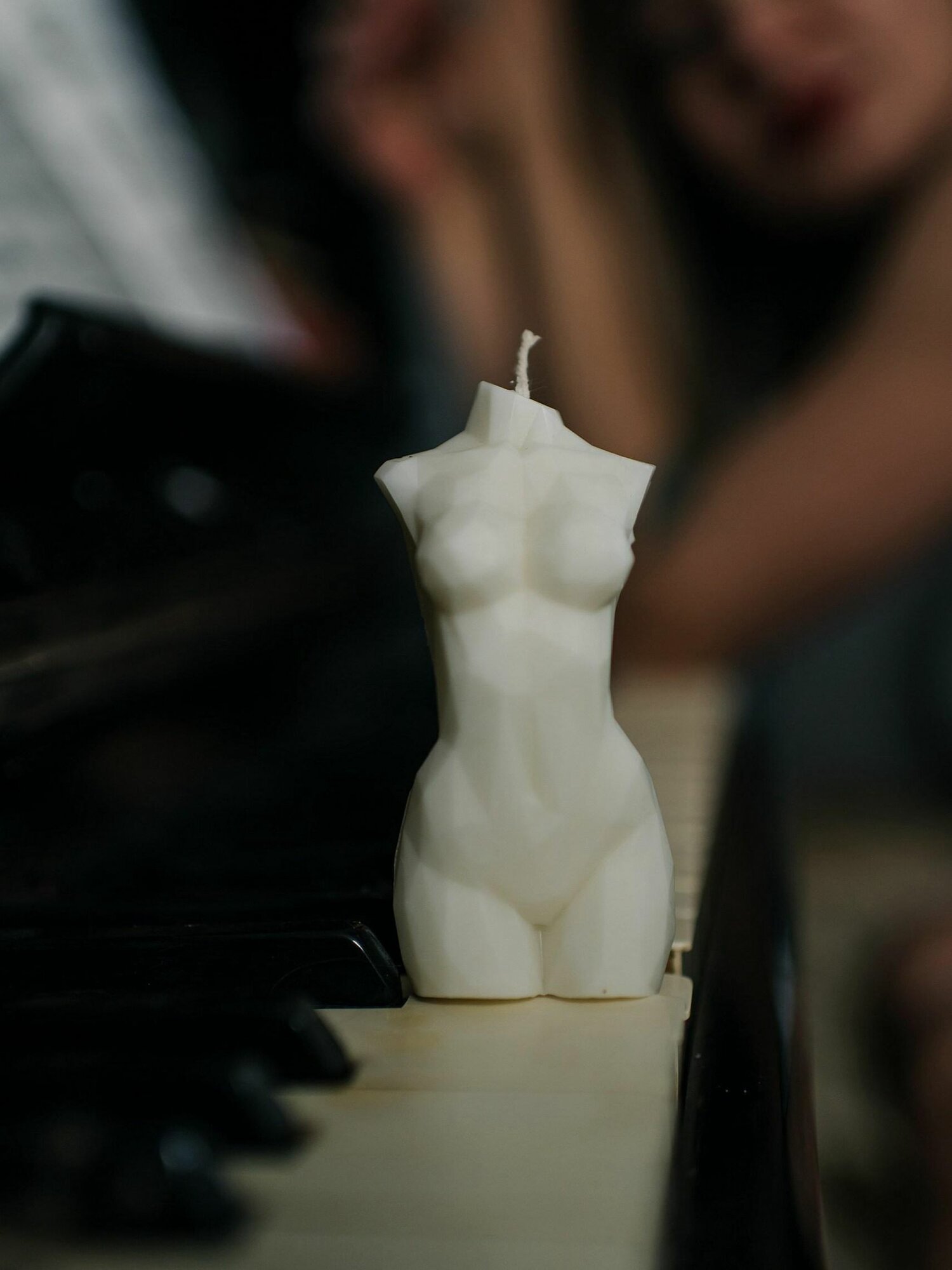 Свеча "женский торс"