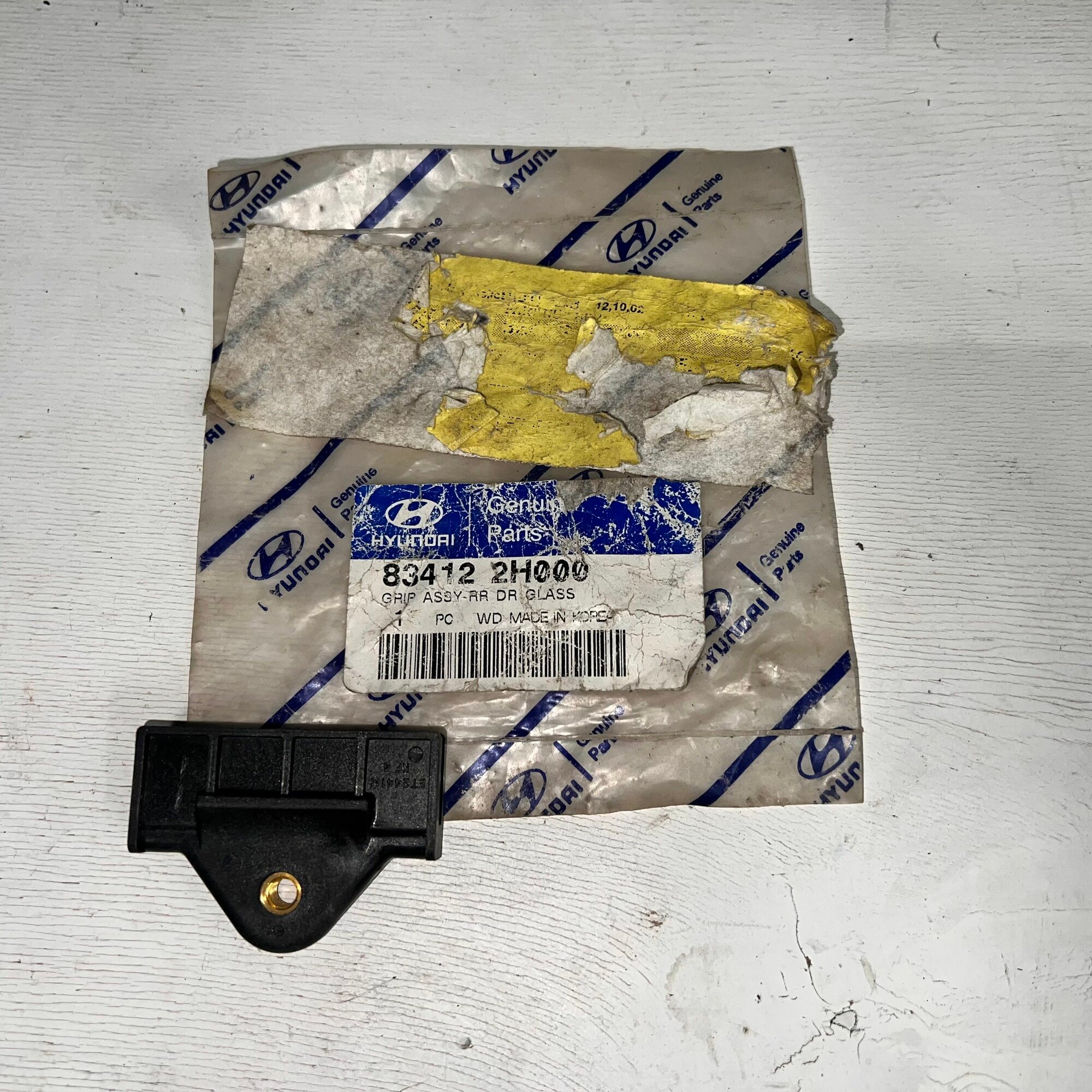 Держатель стекла задней двери для Kia/Hyundai оригинал 834122H000