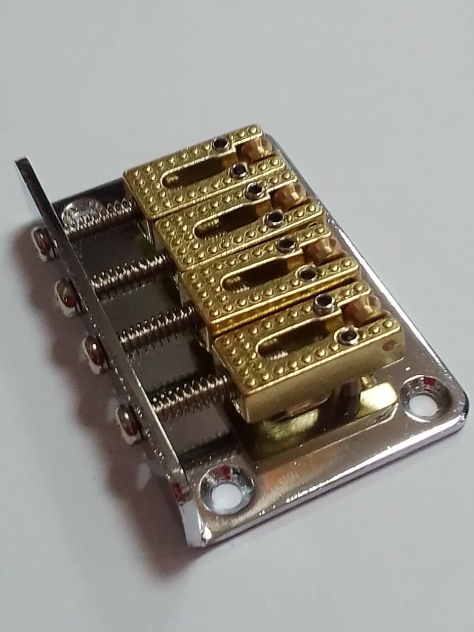 Бридж бас гитары 60 мм с роликом хром-золото 4 струны