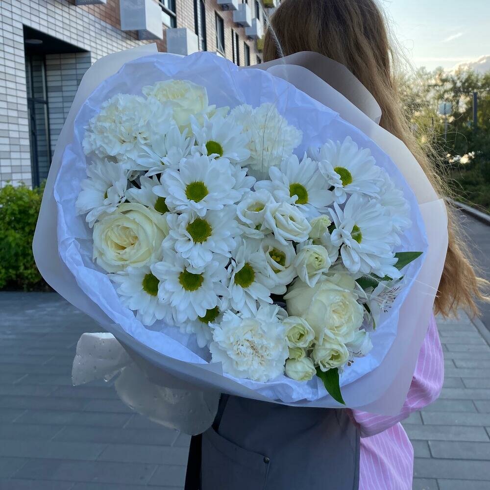 Круглый букет из белых роз, хризантем и диантусов - римская роза