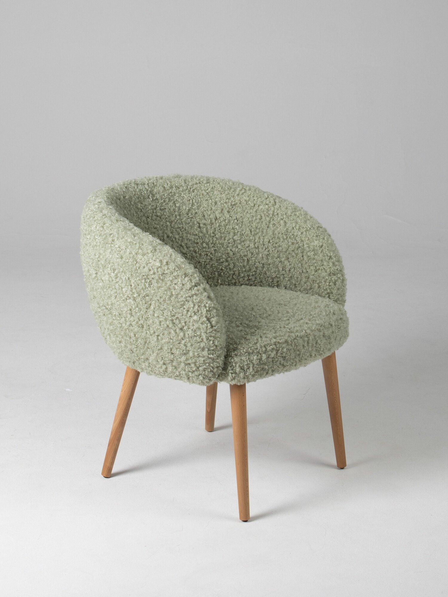 Кресло дизайнерское мягкое HOLLY, светло-зеленый, ножки массив бука цвет натуральный