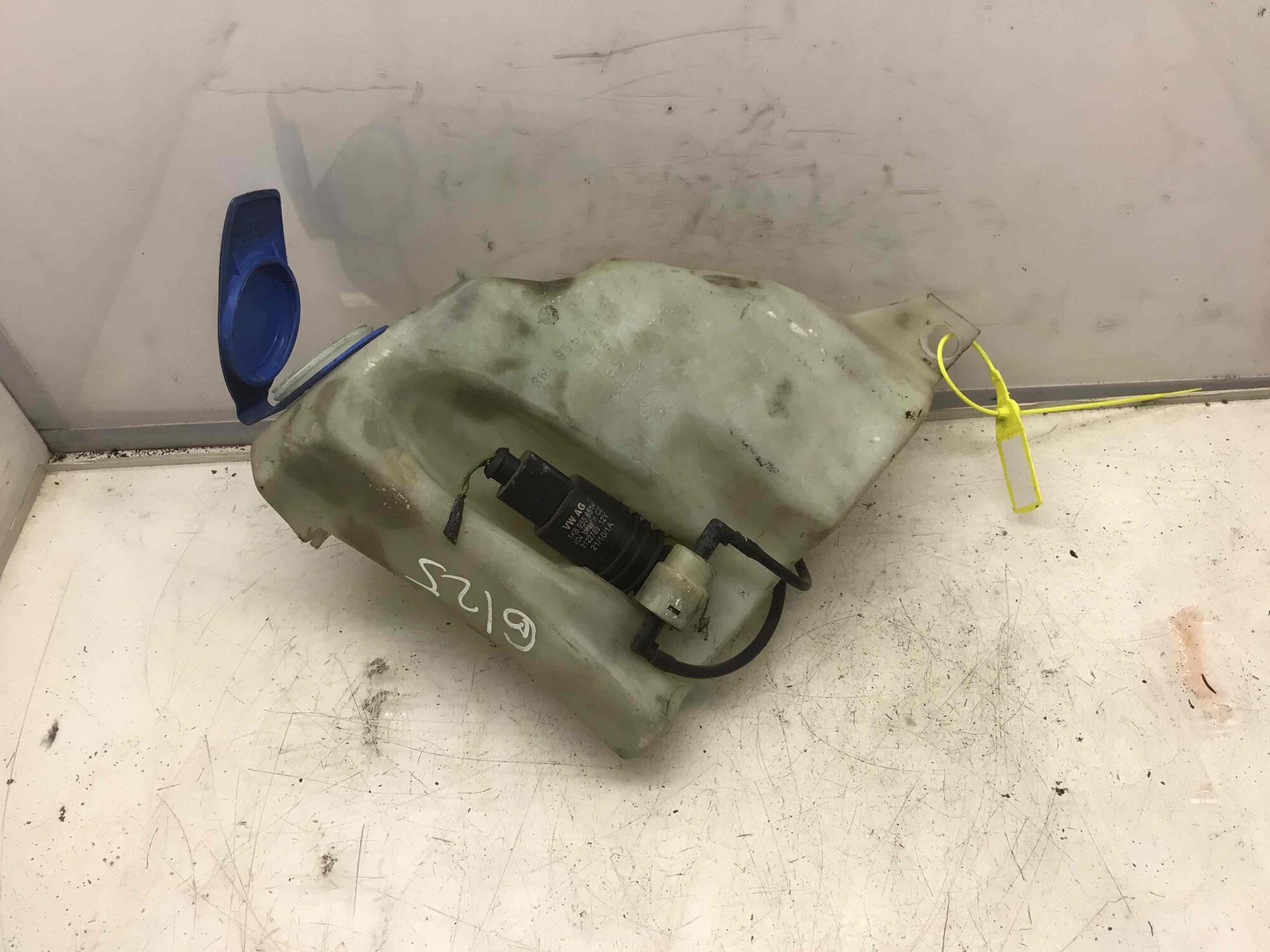 Б/У Бачок омывателя Volkswagen Polo 3 поколение (1994-2001) 2000 г.