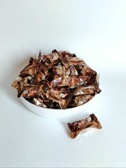 Конфеты Отломи Pralineo 1кг. Акконд вафельная начинка с карамелью