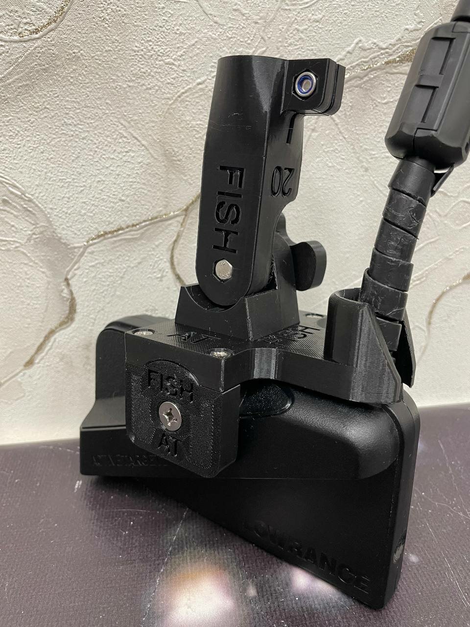 Крепление для датчика Lowrance Active Target 1-2 поколения под диаметр трубы 20 мм с защитой кабеля