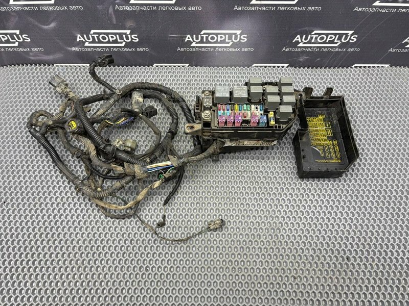 Блок предохранителей подкапотный