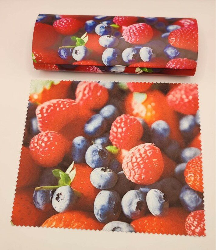 Футляр для очков с салфеткой из микрофибры_очечник на магните_чехол для очков с рисунком "Малина с черникой"