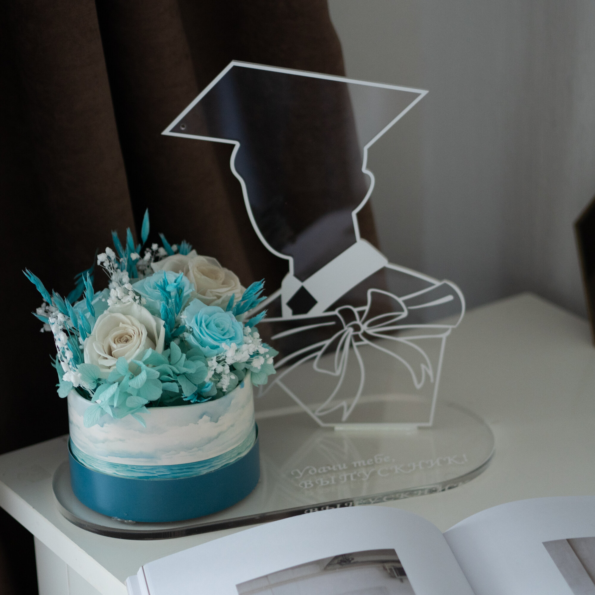 Букет на выпускной из живых стабилизированных роз в шляпочной коробке | подарок выпускнику | цветы на последний звонок