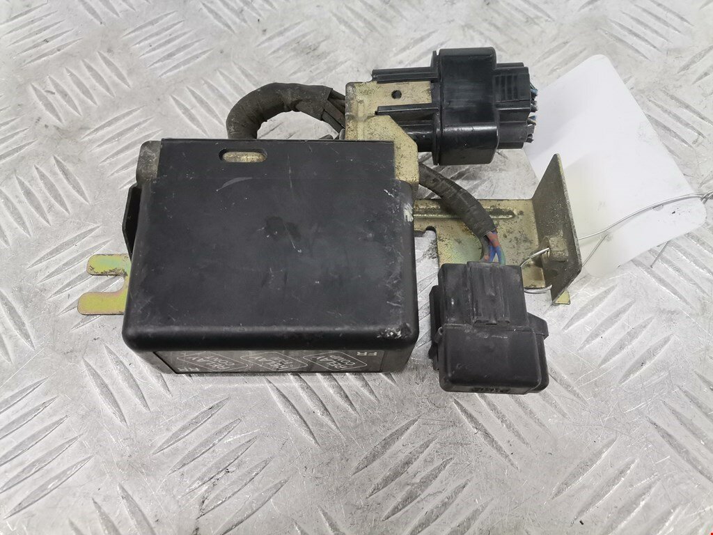 Блок реле Mitsubishi Pajero Sport 1 арт. 1703844